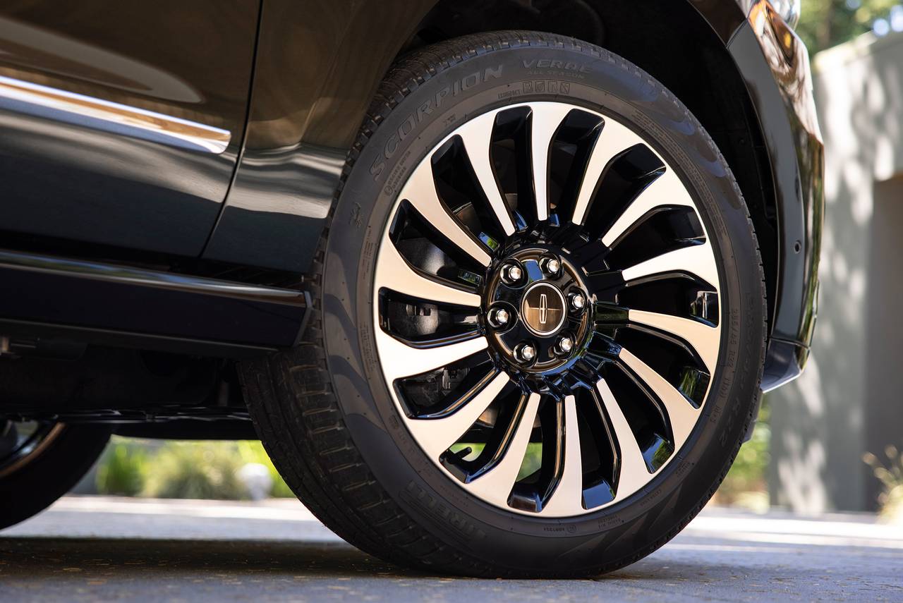 Lincoln Navigator XL Black Label - Daytona Exotics